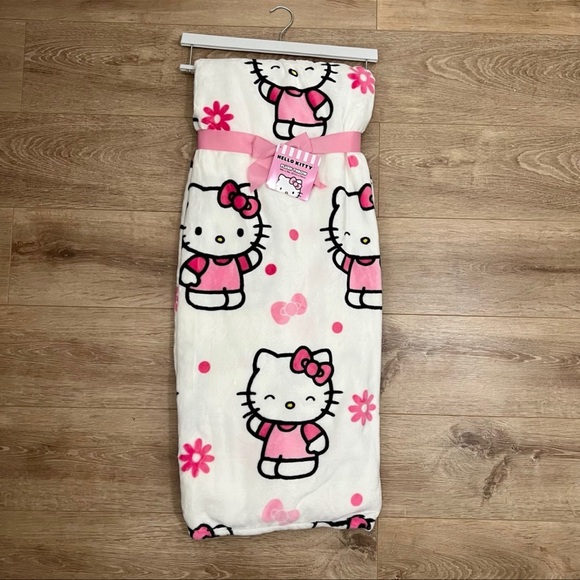 Hello Kitty | Bedding | Hello Kitty Blanket Pink Daisy | Poshmark